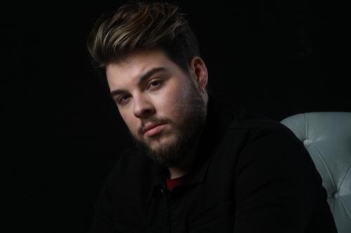 Noble revela o seu primeiro single e vídeo ''Honey''