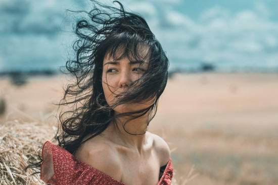 LIKA é a nova artista representada pela agência Roots and Rhythms