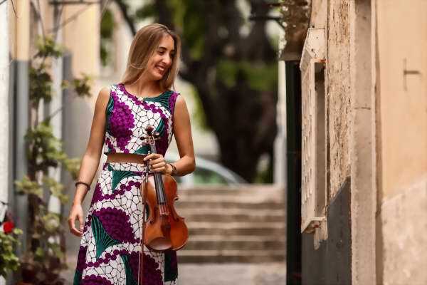 Malú Garcia apresenta o álbum de estreia ''Caminhos''