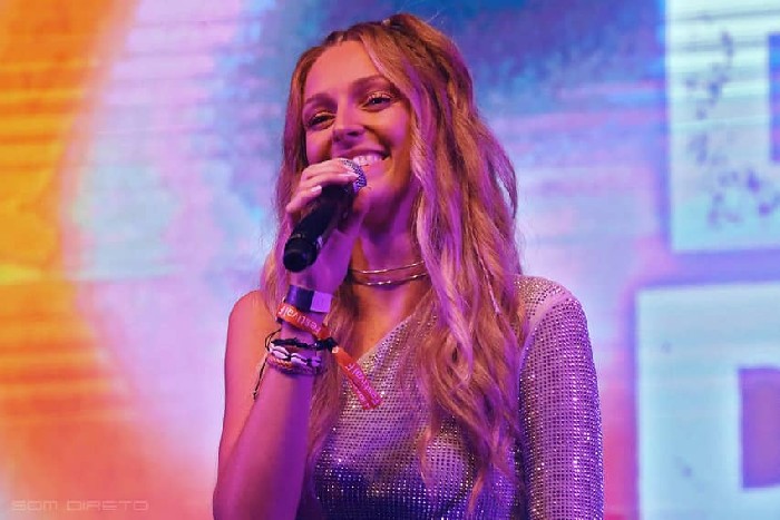 ''Foi de Vez'' é o novo single de Bianca Barros