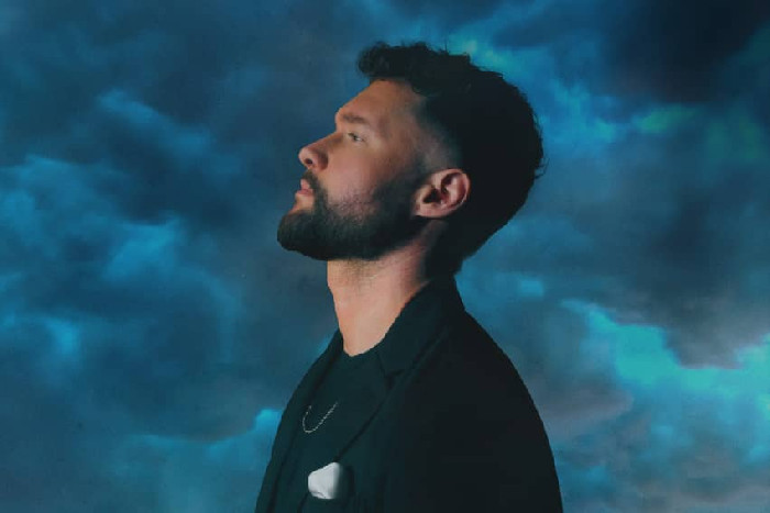 Calum Scott lança dueto com Whitney Houston no novo álbum ''Avenoir''