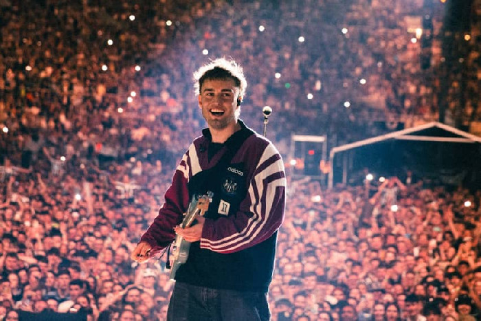 Sam Fender revela nova canção emocionante, ''Remember My Name''