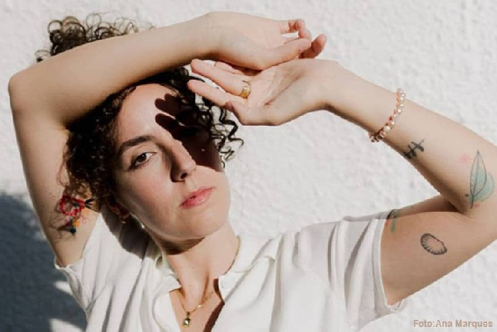 Sara Cruz lança primeiro single de EP acústico